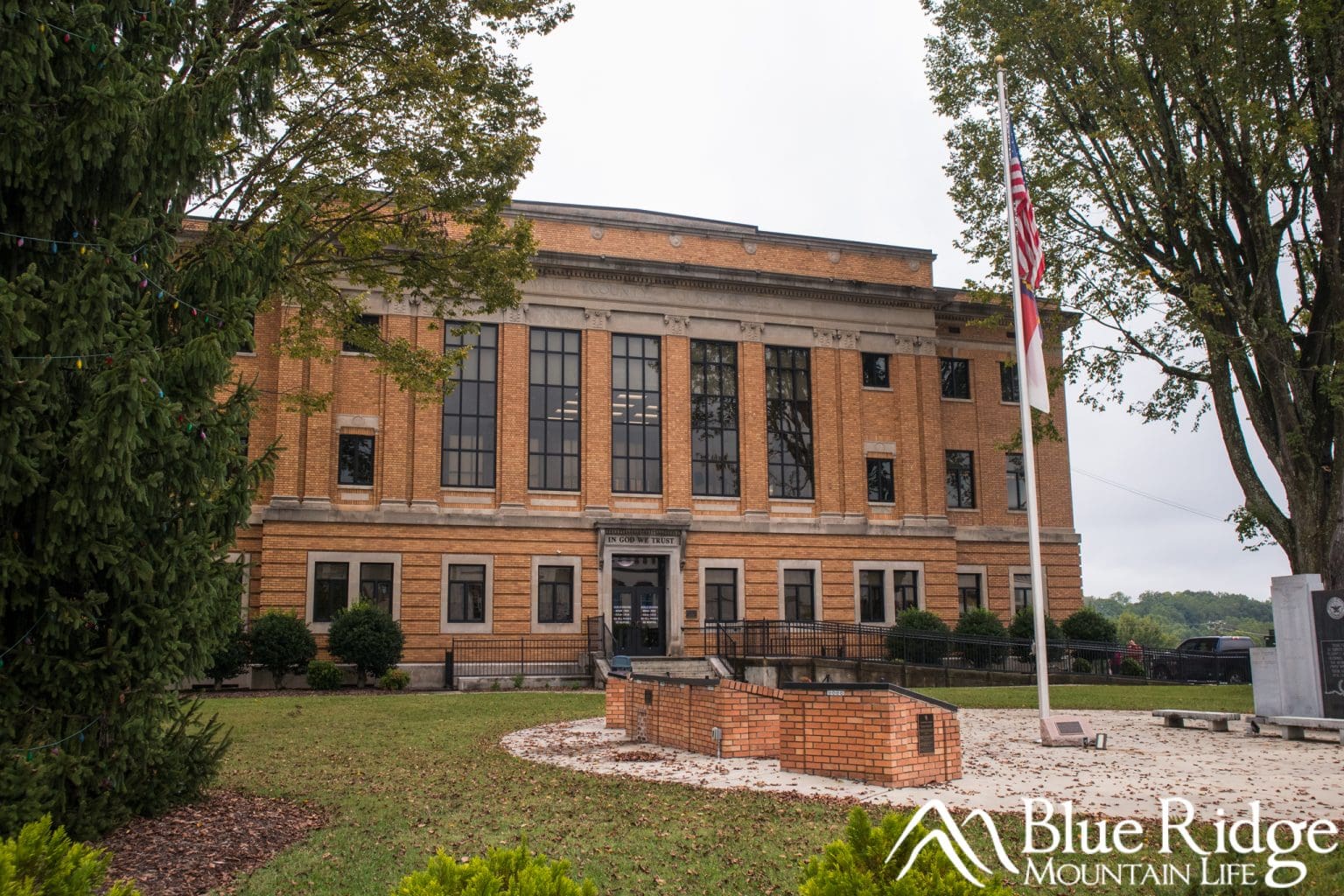 Marion NC Travel Guide: Best Things to Do, Places to Eat & Stay